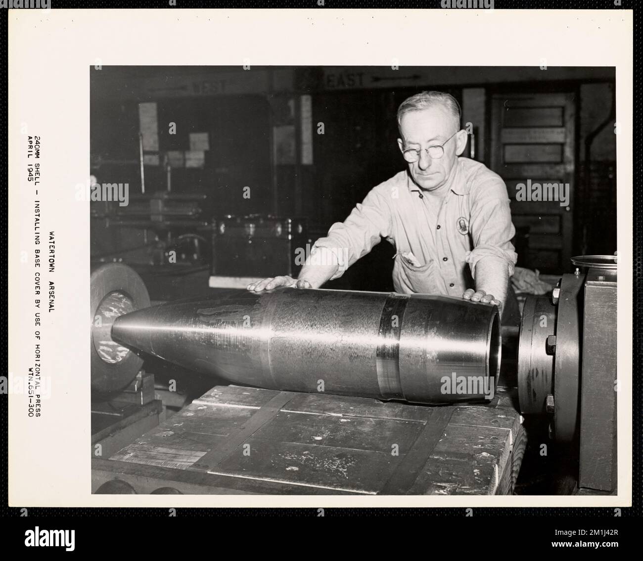 240 mm shell hi-res stock photography and images - Alamy