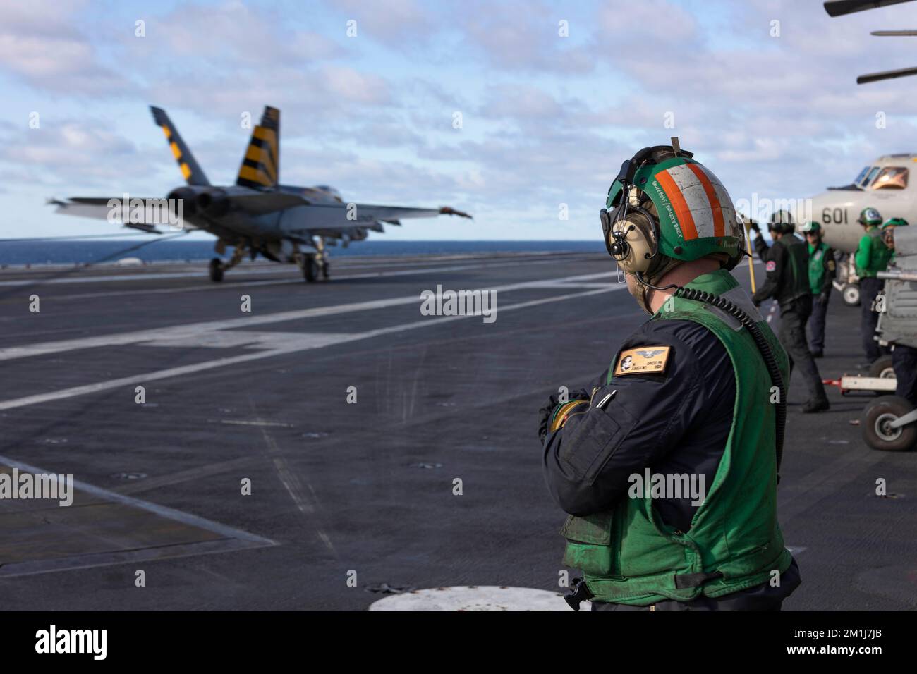 221209-N-LM220-1199 PACIFIC OCEAN (Dec. 9, 2022) Aviation Boatswain's ...