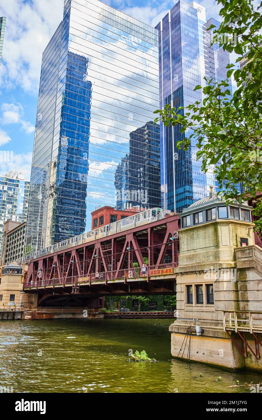 Chicago downtown train bridge river hi-res stock photography and images ...