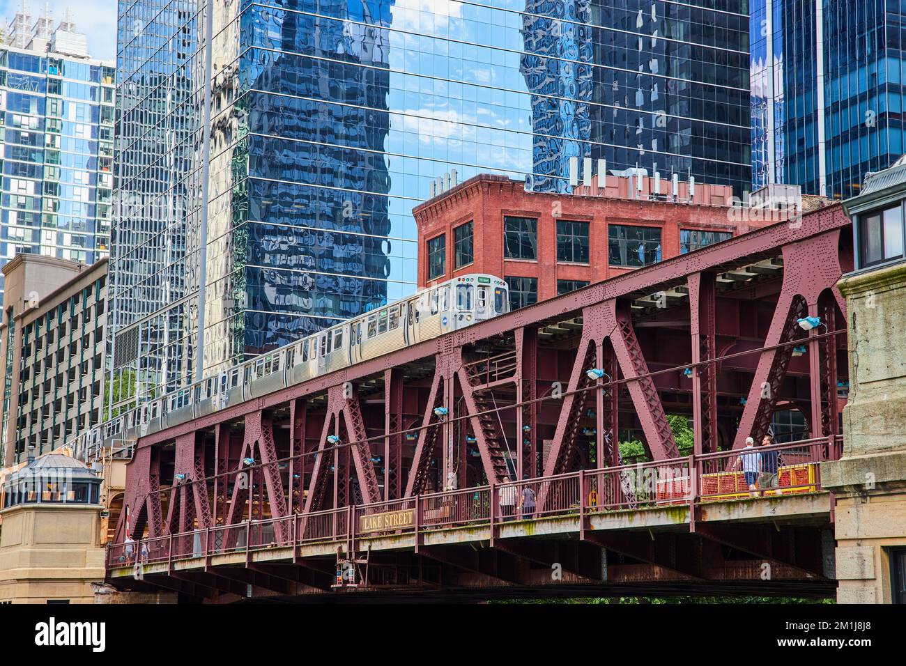 Chicago downtown train bridge river hi-res stock photography and images ...