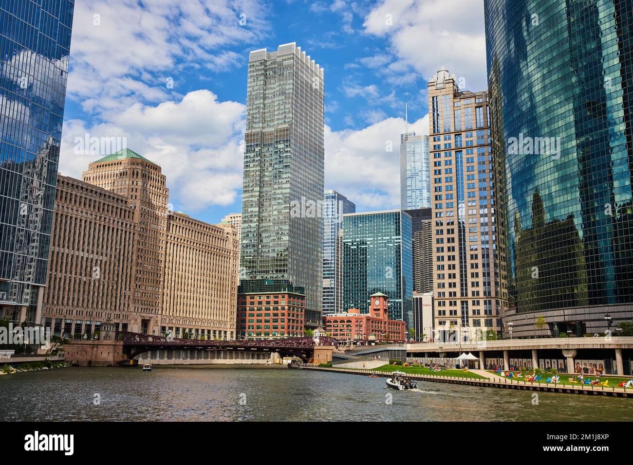 Skyscrapers line Chicago ship canals at bend Stock Photo - Alamy