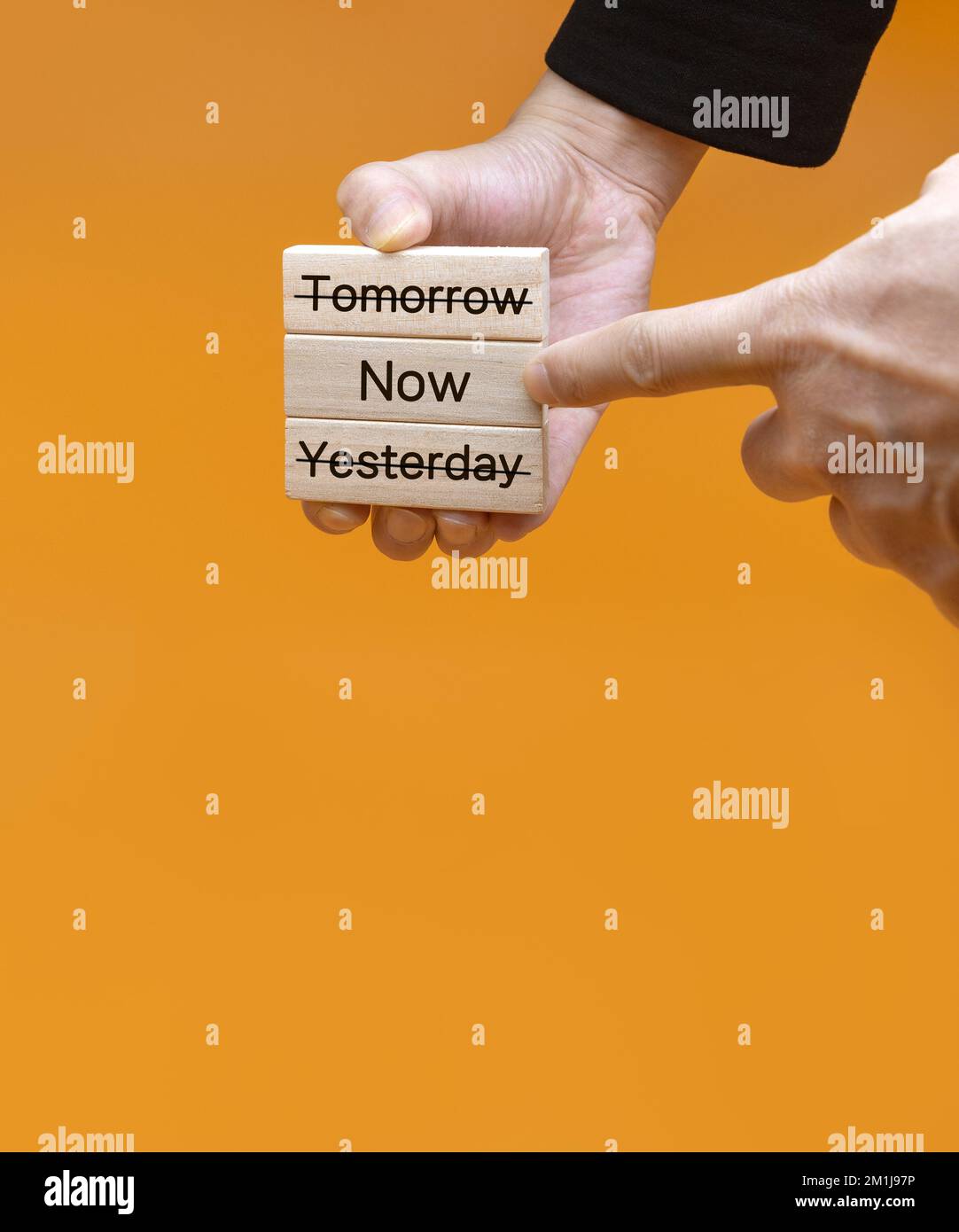 Yesterday, now, tomorrow, and now, on the wooden block, the concept is ...