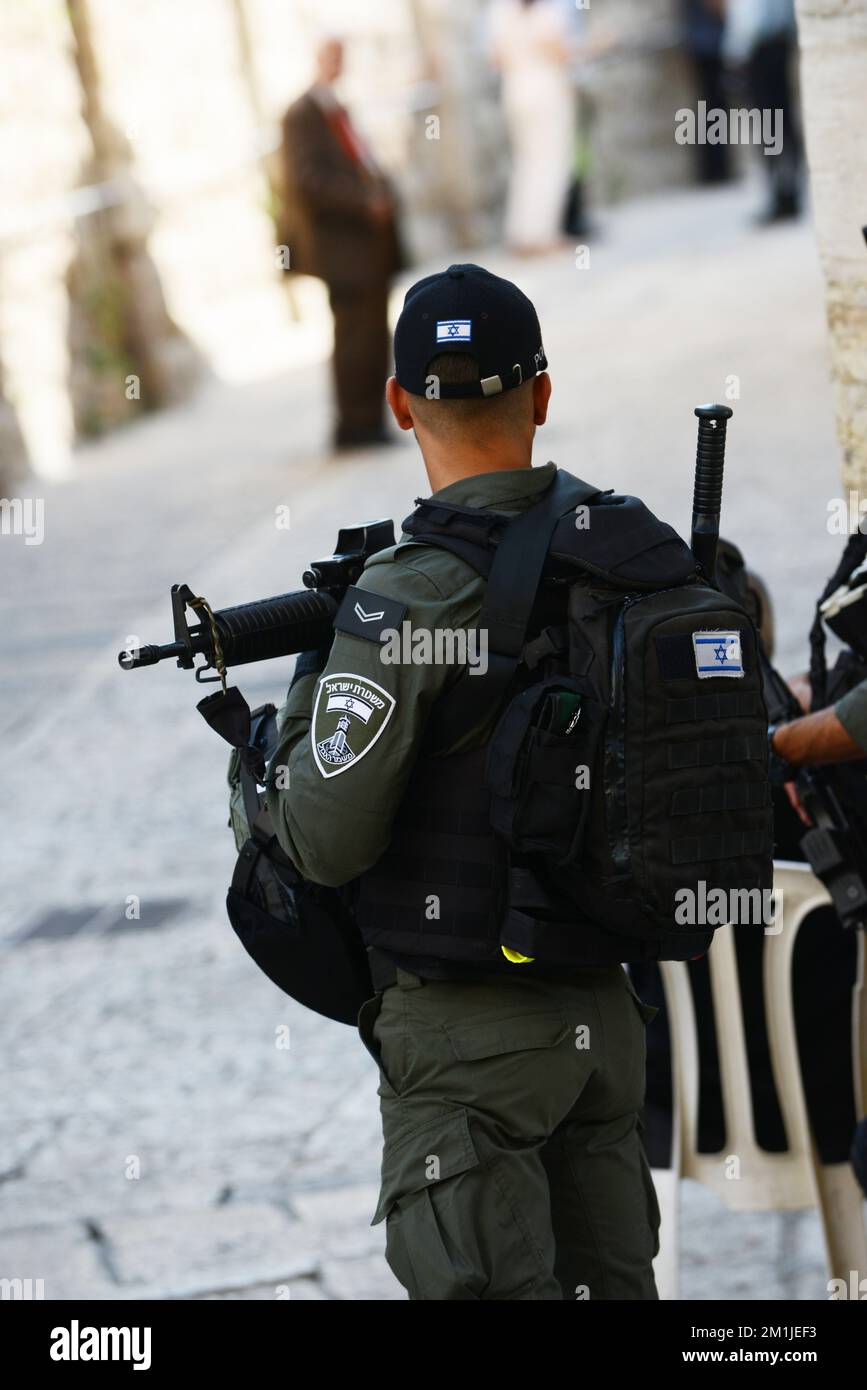 Israeli border police in the old city of Jerusalem Stock Photo - Alamy