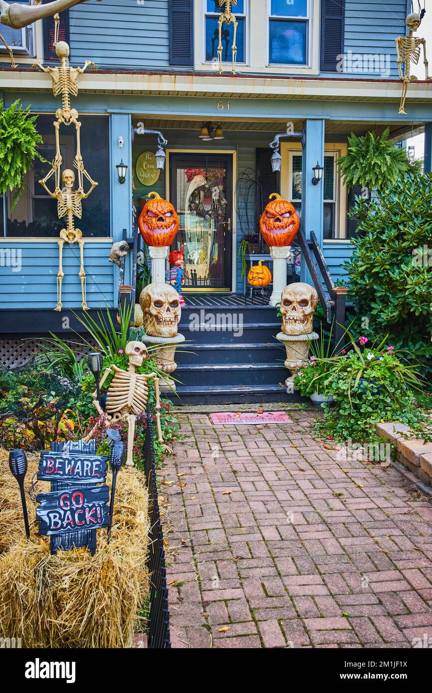 Creepy shop exterior hi-res stock photography and images - Alamy