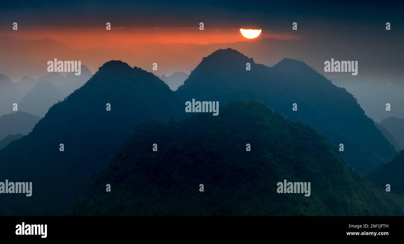 The fanciful scene of the mountains overlapping one another at dawn in ...