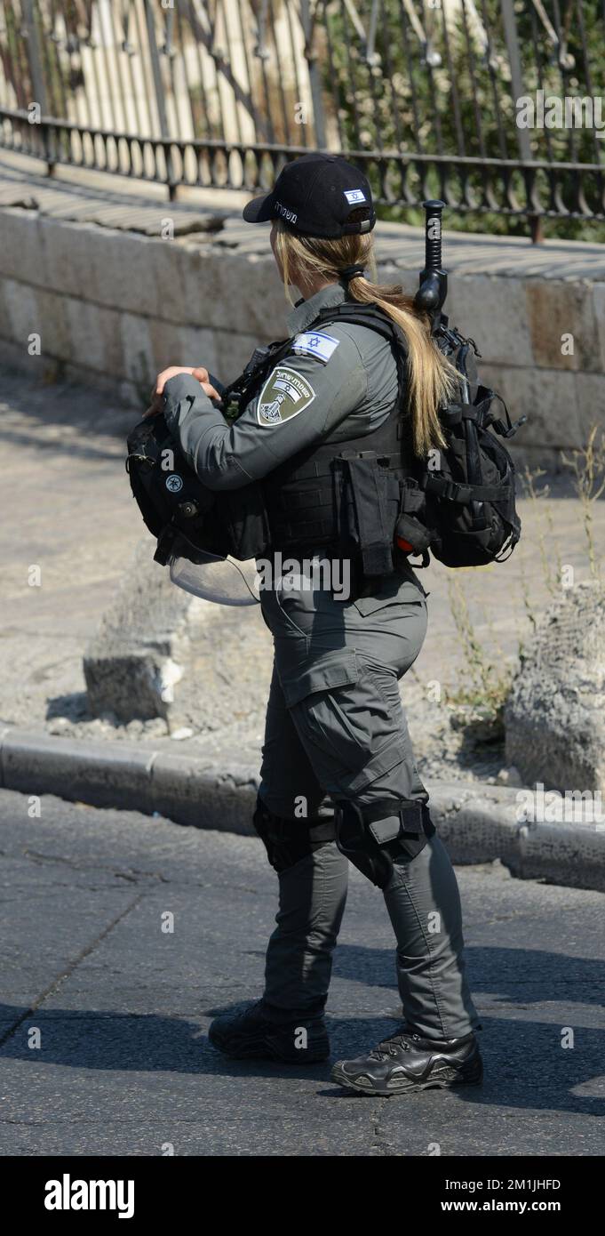An israeli border policewoman hi-res stock photography and images - Alamy