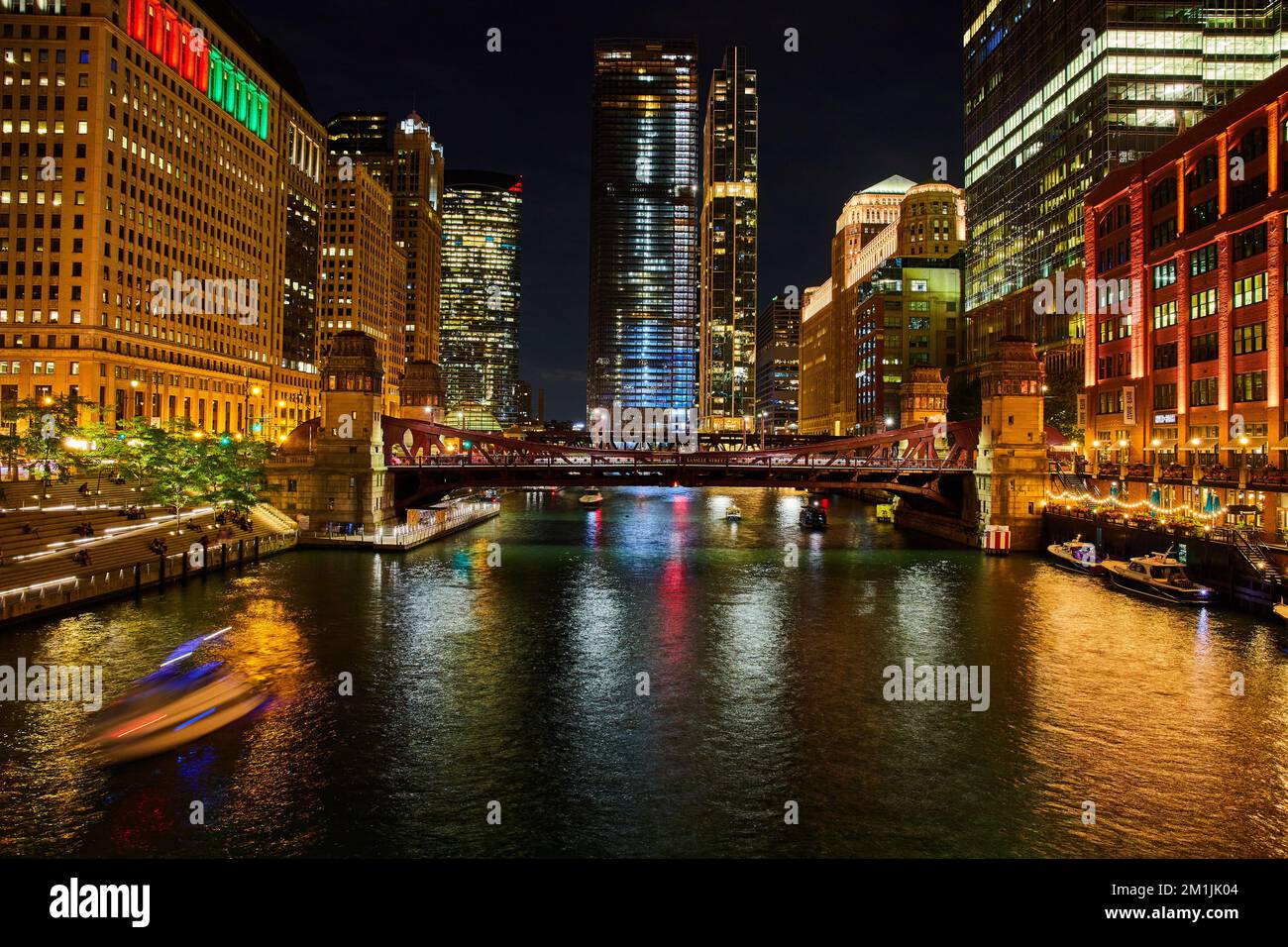 Skyscrapers light up in night life of Chicago along canals Stock Photo ...