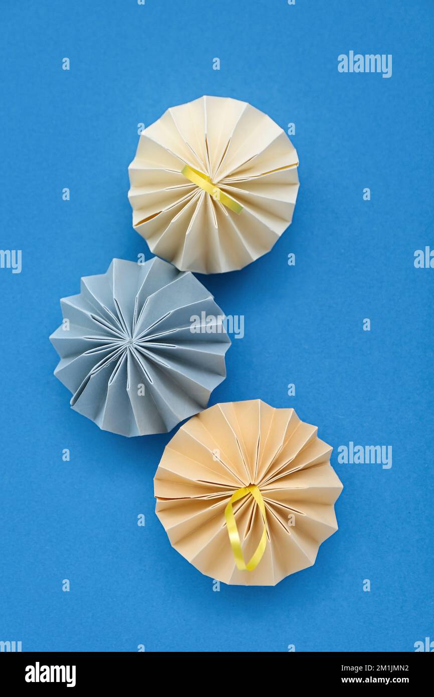Paper Christmas balls on blue background Stock Photo - Alamy