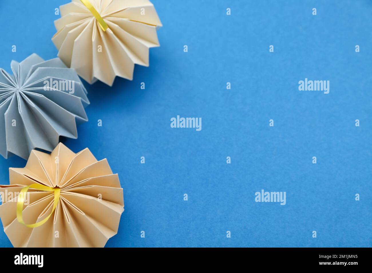 Paper Christmas balls on blue background Stock Photo - Alamy