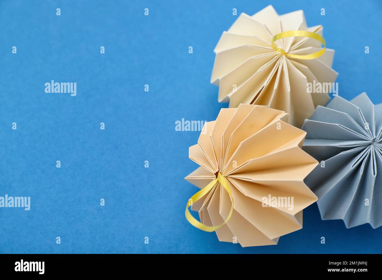 Paper Christmas balls on blue background Stock Photo - Alamy