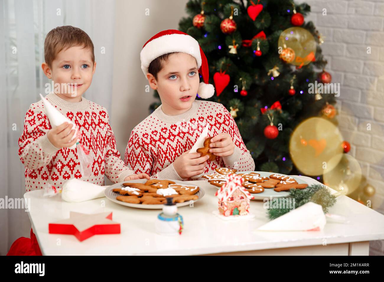 Children making gingerbread house hi-res stock photography and images ...