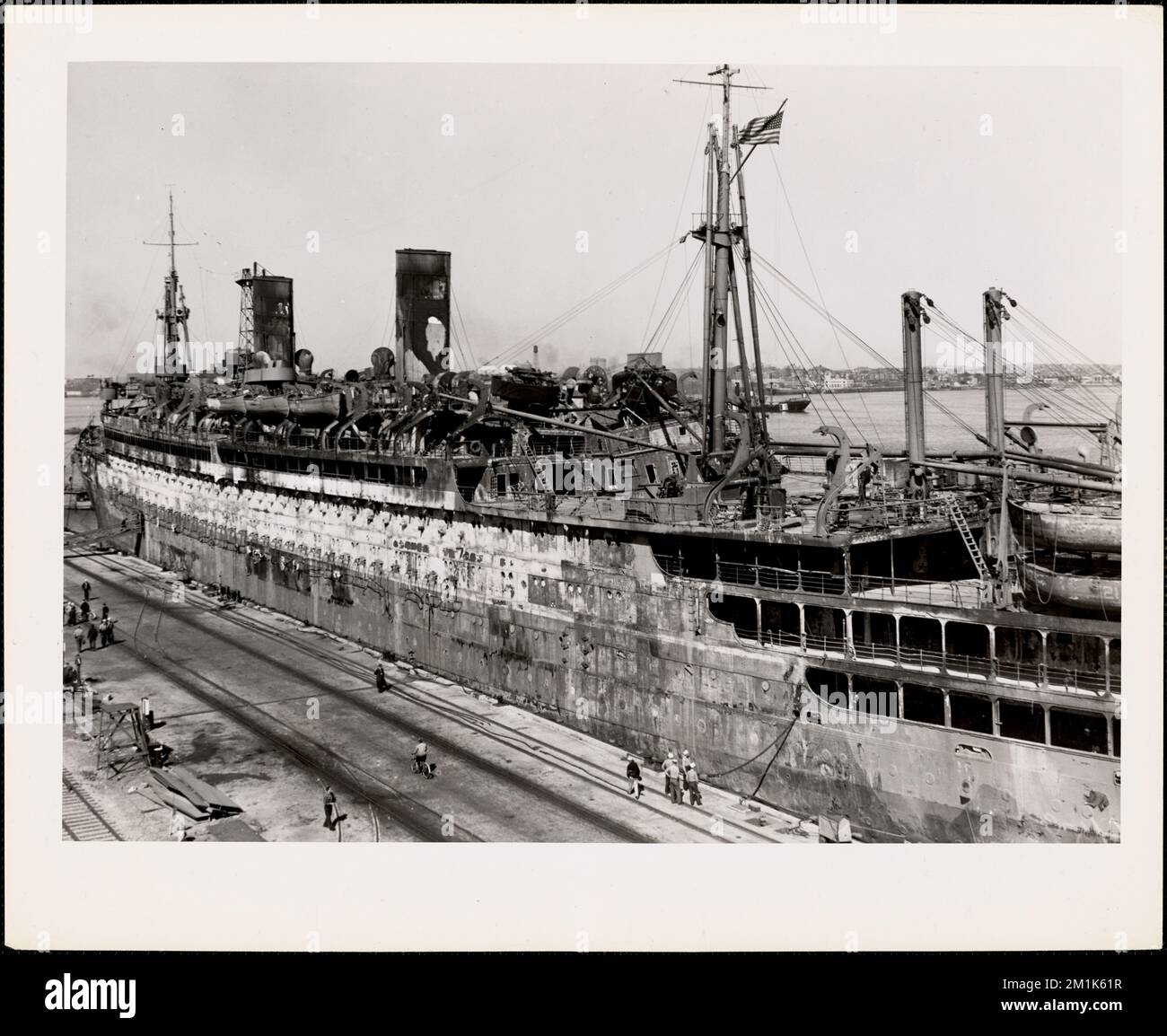 AP-21 USS WAKEFIELD-Arrival at US Naval Drydock after fire at sea ...