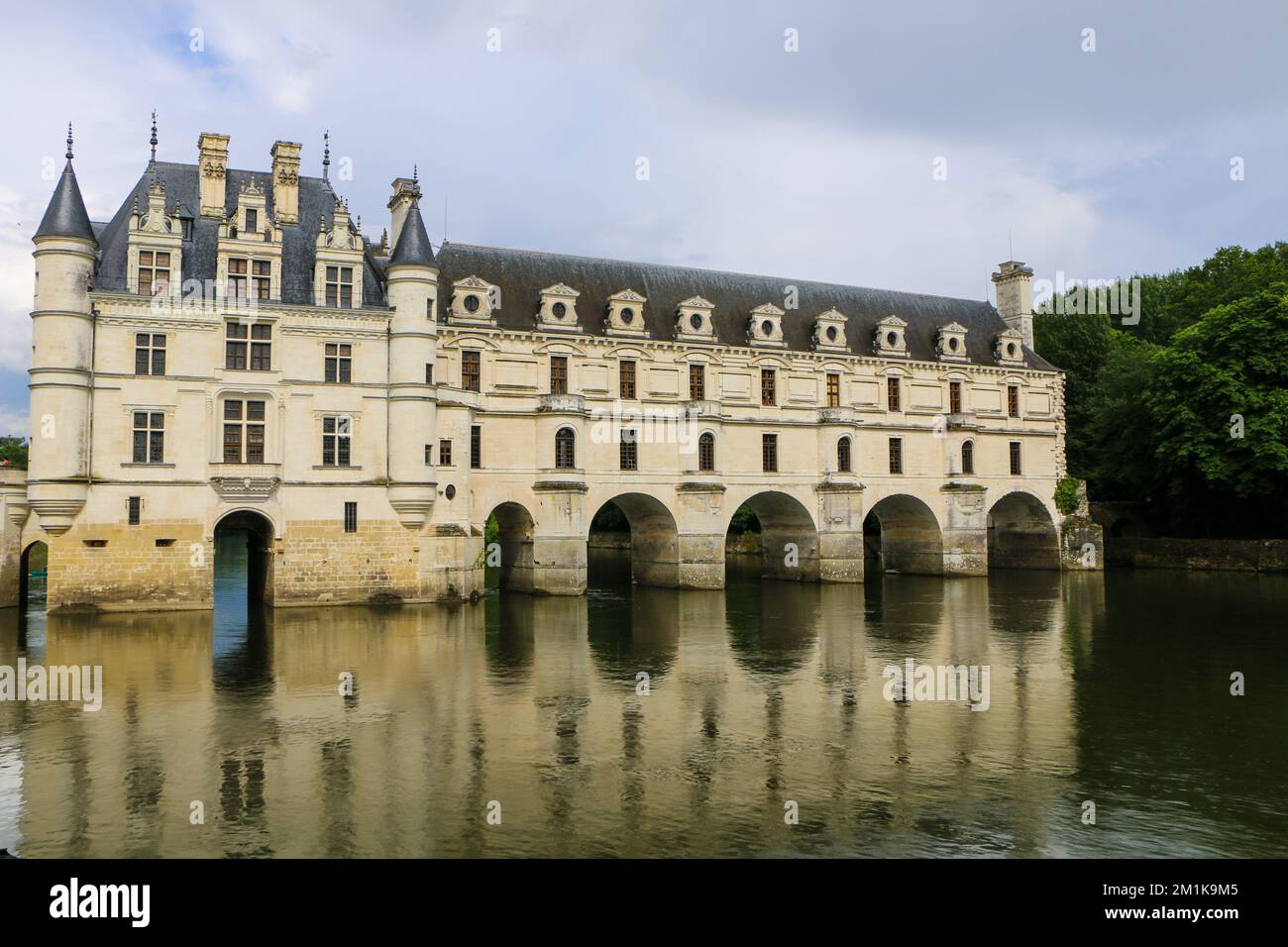 The Chateau de Chenonceau castle and its reflection in river Cher in ...