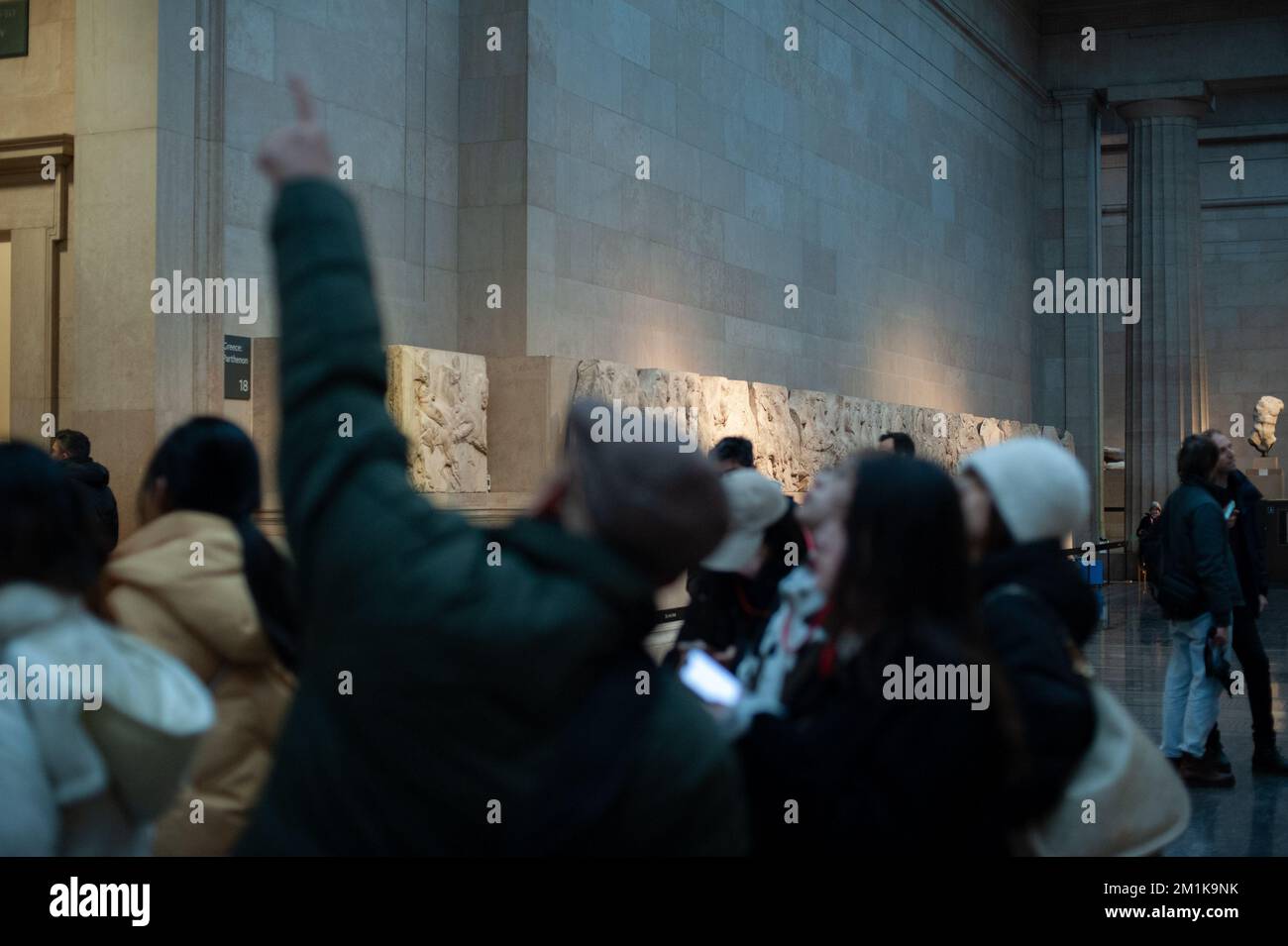 London, UK. 12th Dec, 2022. A tour guide shows a group of Chinese ...