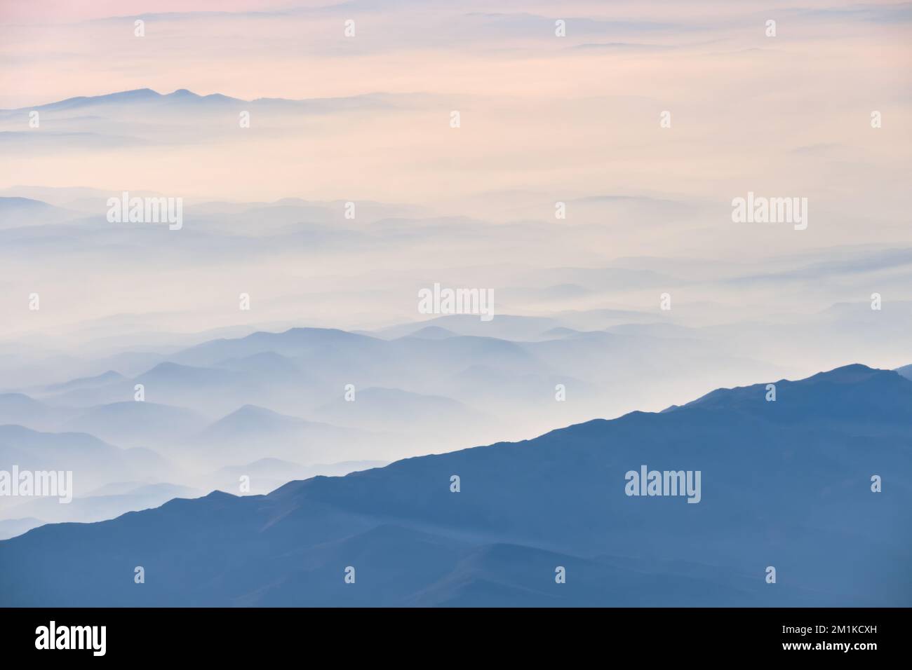 Misty mountains hi-res stock photography and images - Alamy