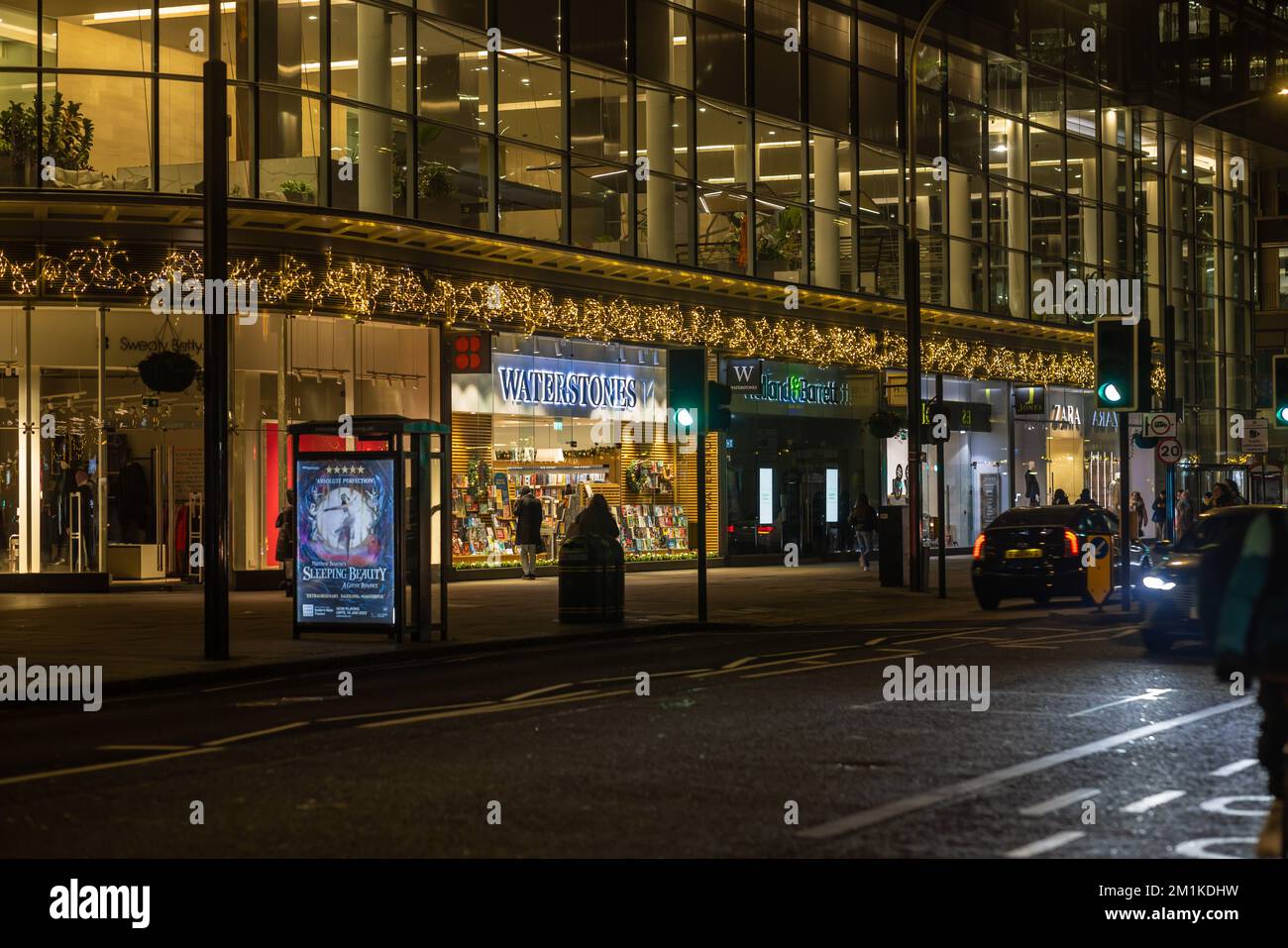 Victoria london restaurant night hi-res stock photography and images ...