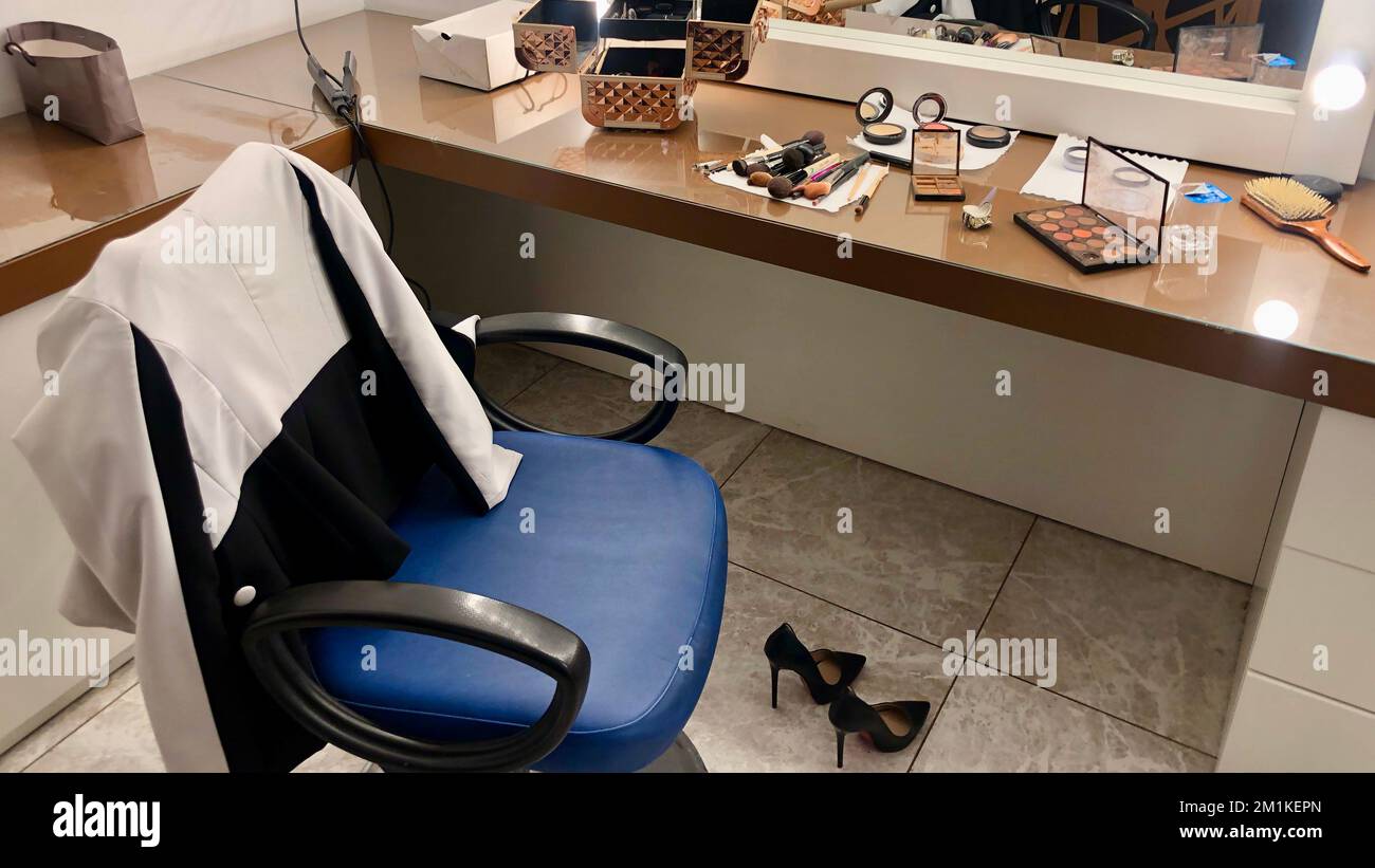 Woman color palette retro hi-res stock photography and images - Alamy