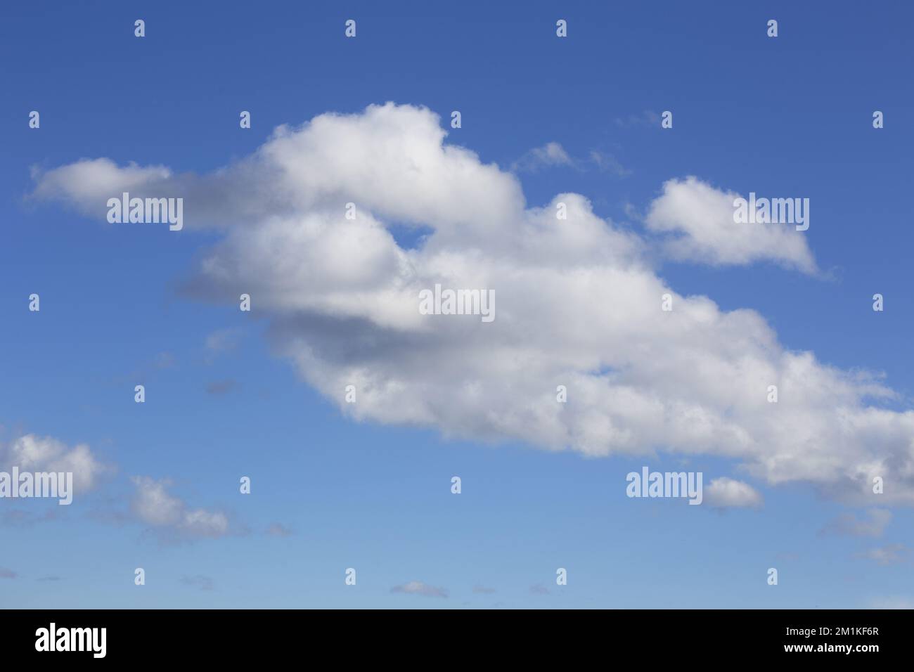 Sparse white cloud hi-res stock photography and images - Alamy