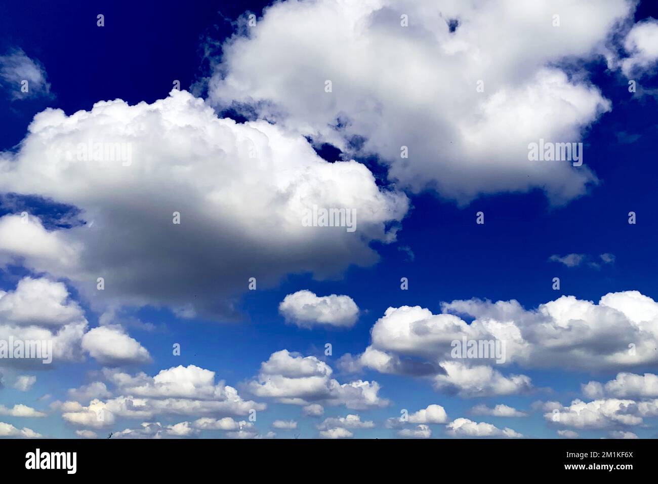 Sparse white cloud hi-res stock photography and images - Alamy