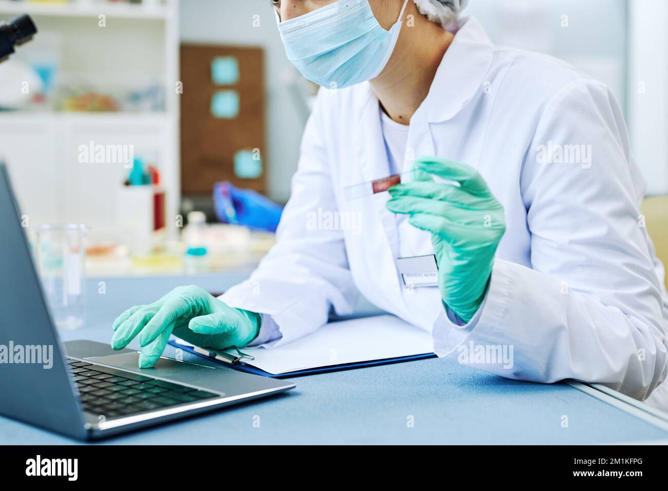 Woman laboratory computer hi-res stock photography and images - Alamy