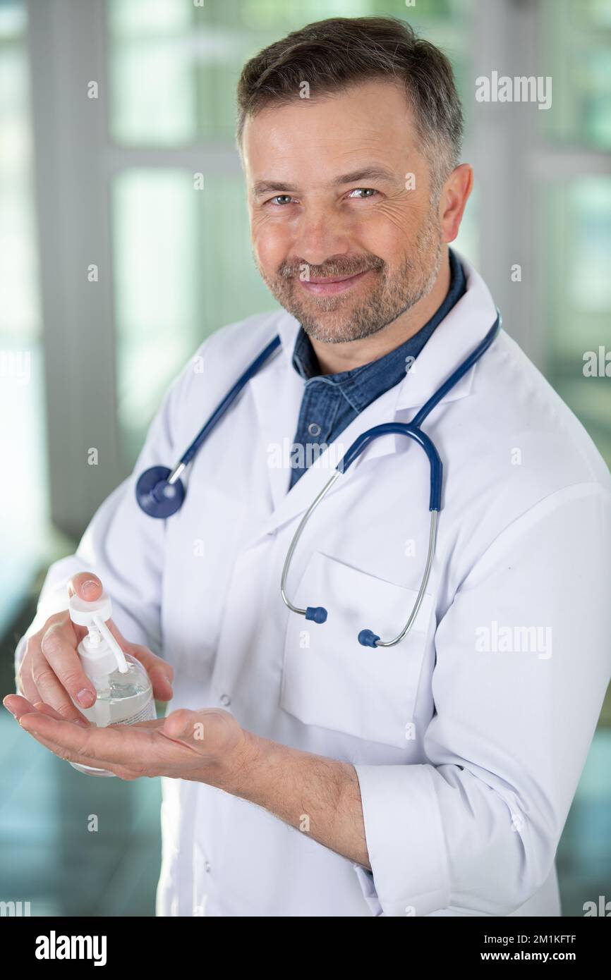 doctor washing hands before operating Stock Photo - Alamy