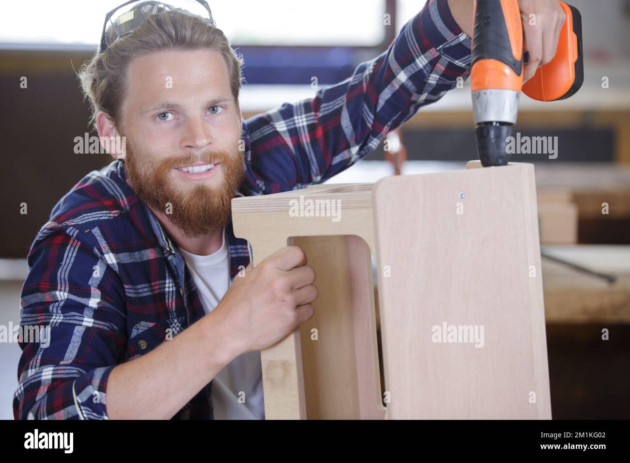 a carpenter using cordless screwdriver Stock Photo - Alamy