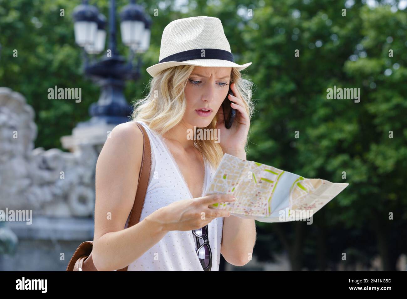 pretty woman looking at the map Stock Photo - Alamy