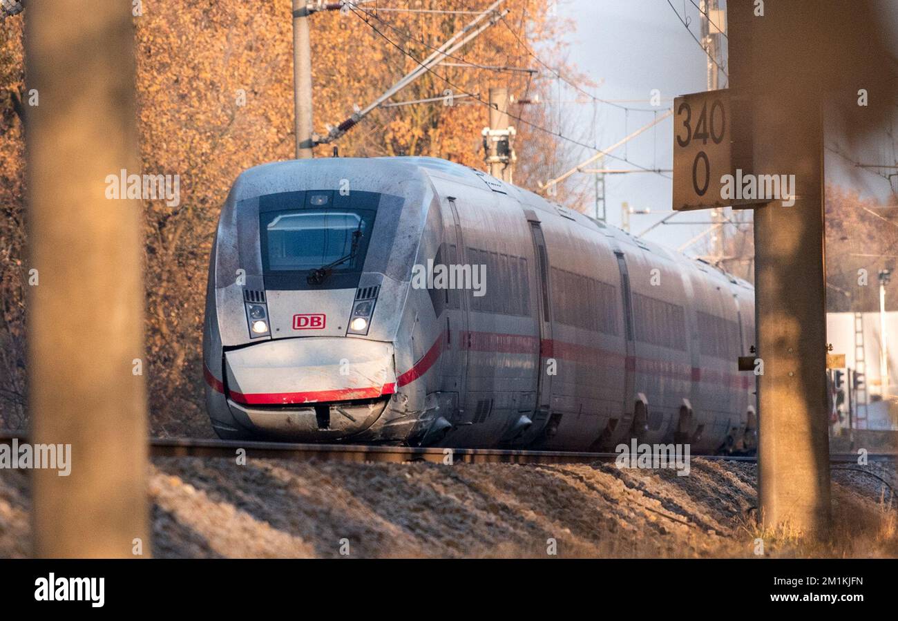 Hamburg, Germany. 13th Dec, 2022. A damaged ICE train stands near a ...