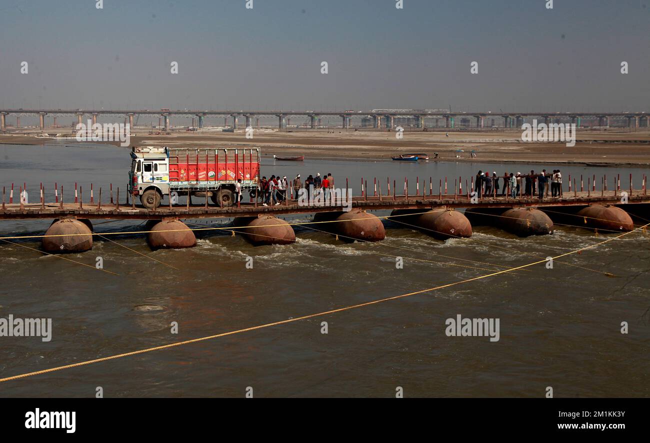 Prayagraj, India. 13/12/2022, Indian Labourers lay iron plates as they ...