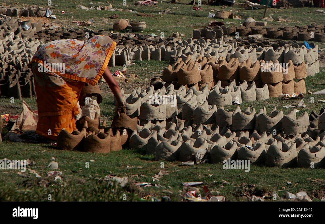 Prayagraj, India. 13/12/2022,An Indian woman makes earthen stove for ...