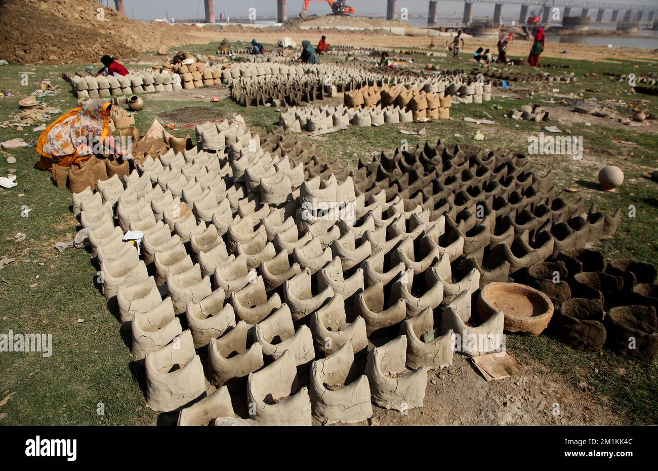 Prayagraj, India. 13/12/2022,An Indian woman makes earthen stove for ...