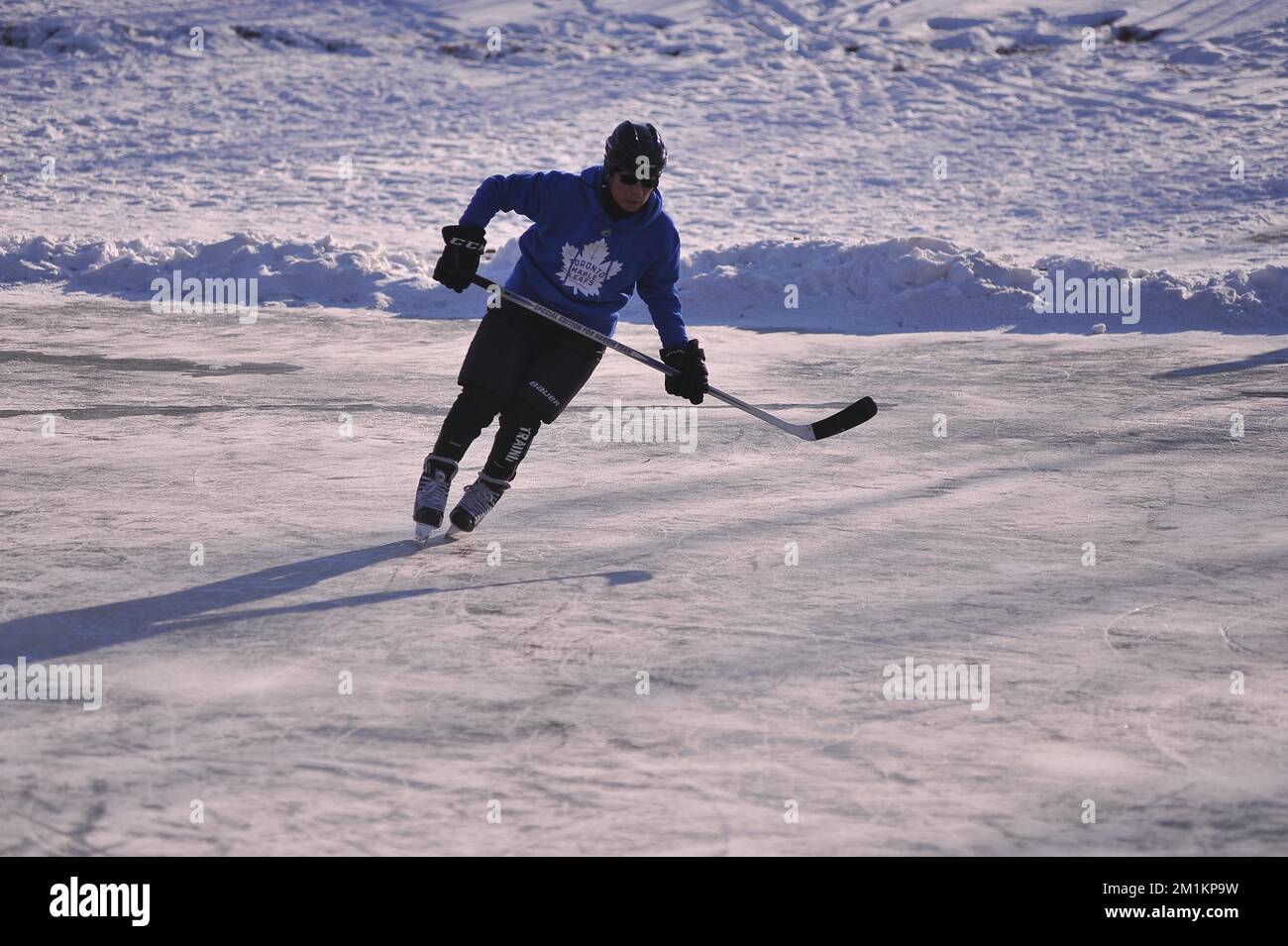 Citizens have fun on the public ice rink in Dingxiang Park, Qunli ...