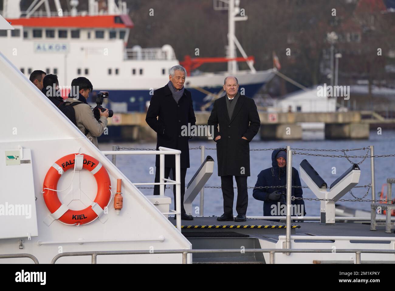Kiel, Germany. 13th Dec, 2022. German Chancellor Olaf Scholz (r, SPD ...