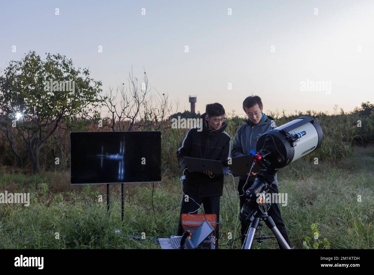 Beijing, China. 21st Sep, 2022. Liu Boyang (L) displays the photos of ...