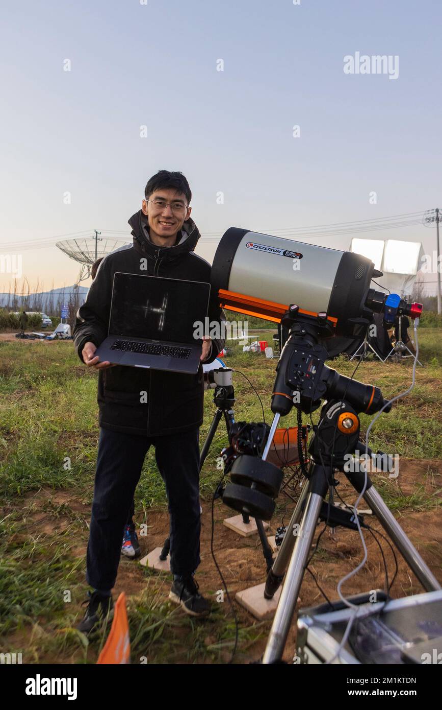 News photographer profile hi-res stock photography and images - Alamy