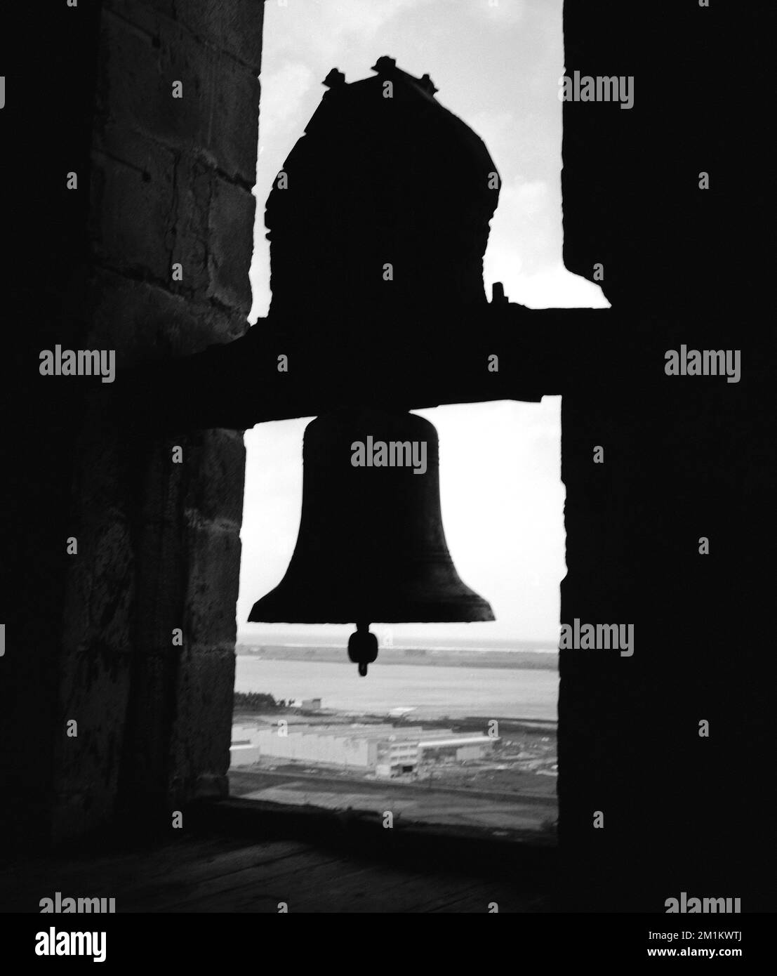 CAMPANARIO DE LA IGLESIA DE TRETO - FOTOGRAFIA EN BLANCO Y NEGRO - AÑOS ...