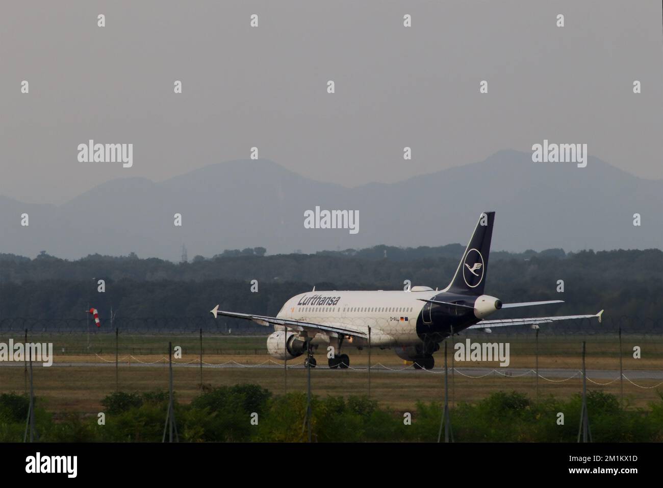 Take off A320 Stock Photo - Alamy