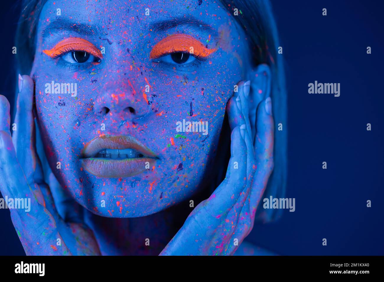 Woman in blue body paint hi-res stock photography and images - Alamy