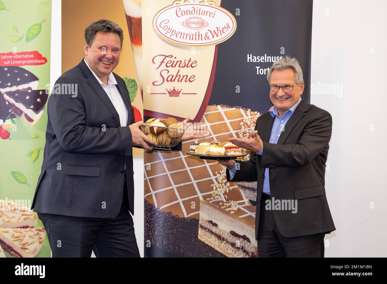 Mettingen, Germany. 13th Dec, 2022. Andreas Wallmeier (l) and Peter ...