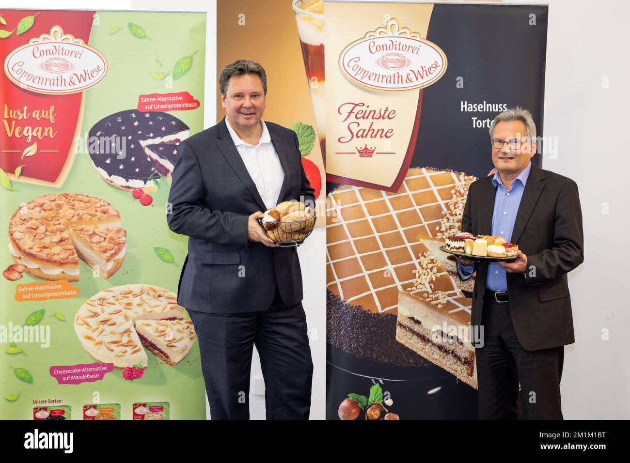 Mettingen, Germany. 13th Dec, 2022. Andreas Wallmeier (r) and Peter ...