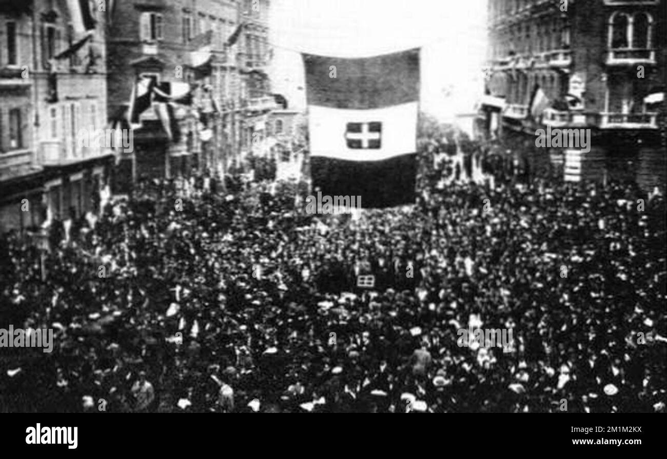 Residents of Fiume cheer the arrival of Gabriele d'Annunzio Stock Photo ...