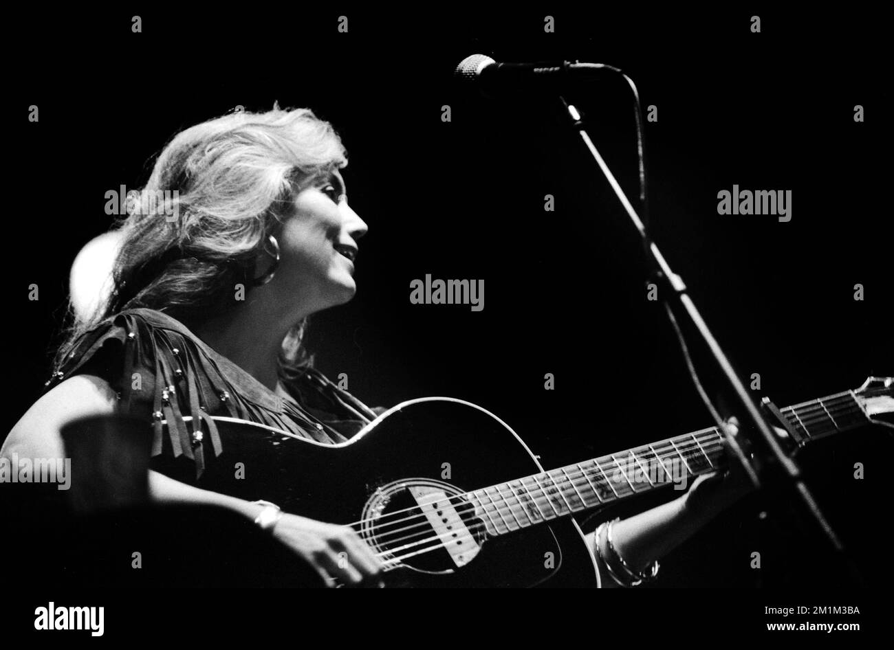 Singer Emmylou Harris performing in de Arnhemse Rijnhal- 06-1990 ...