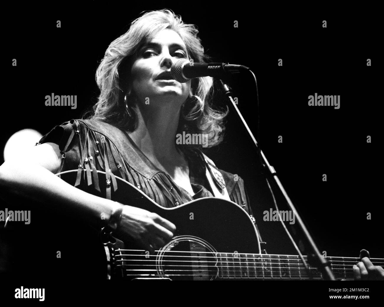 Singer Emmylou Harris performing in de Arnhemse Rijnhal- 06-1990 ...