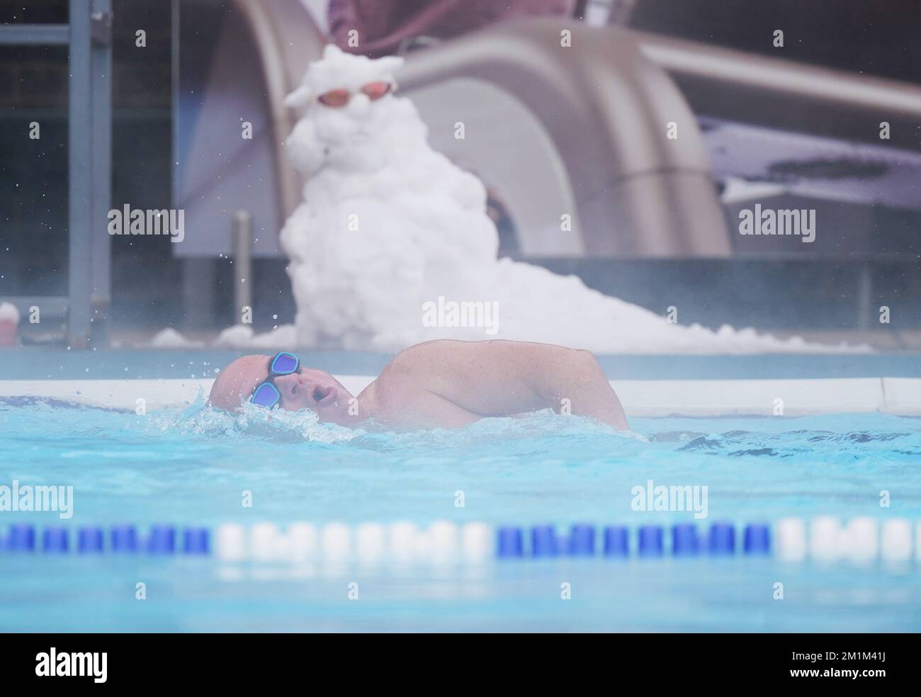 Early morning swimmers at Charlton Lido in Hornfair Park, London. Snow ...