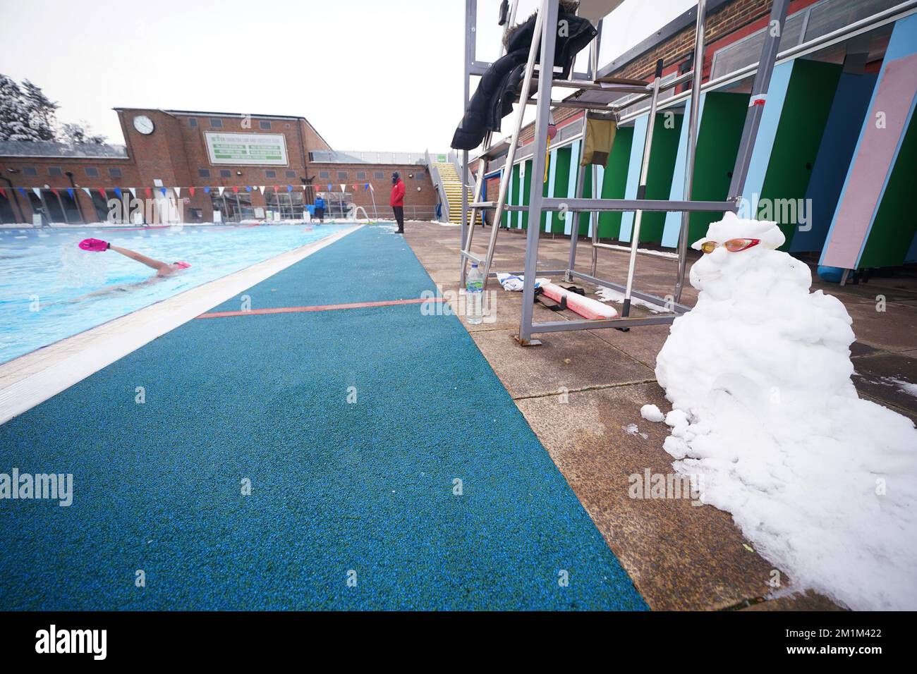 Early morning swimmers at Charlton Lido in Hornfair Park, London. Snow ...