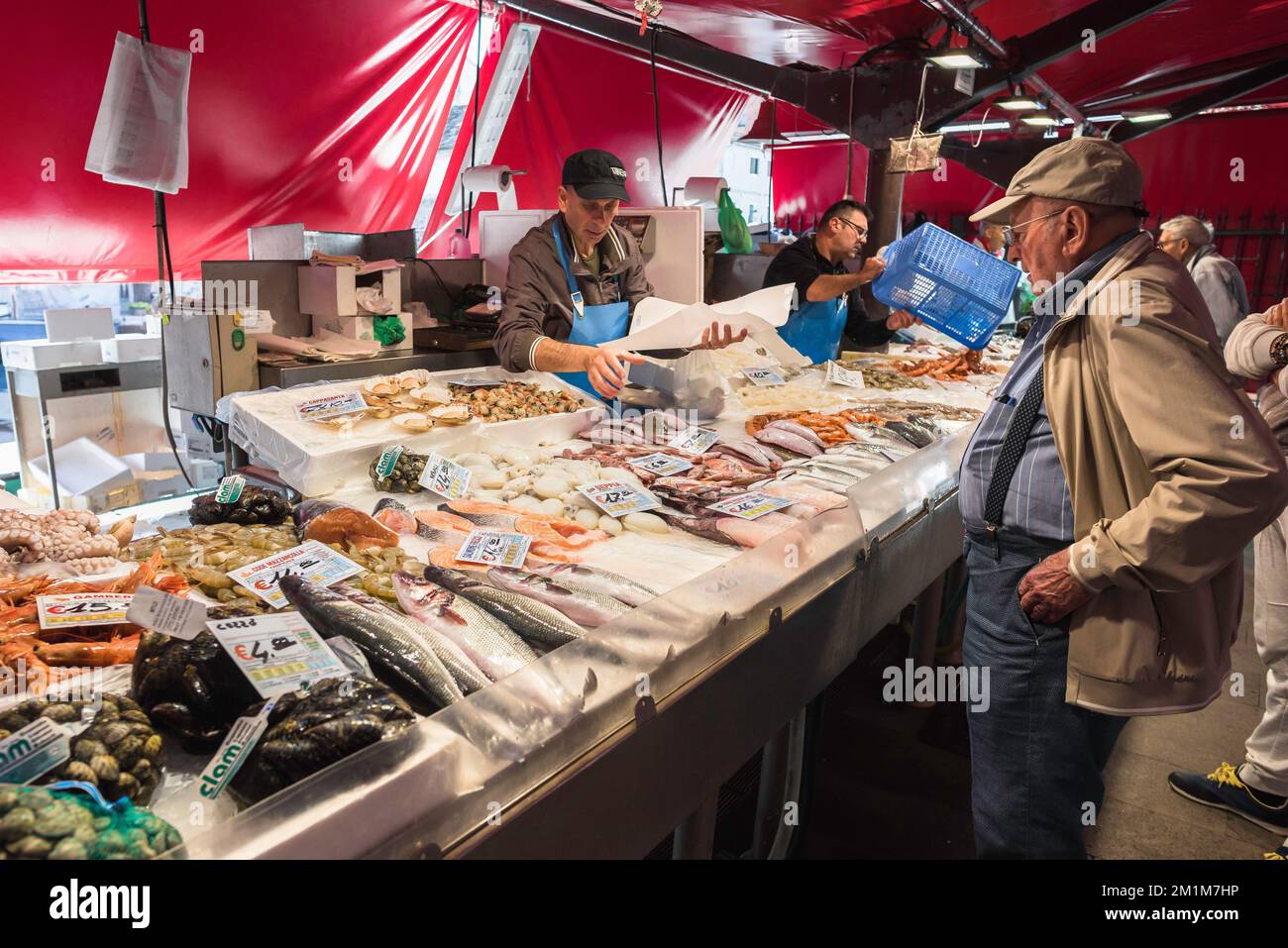 Buying fish hi-res stock photography and images - Alamy