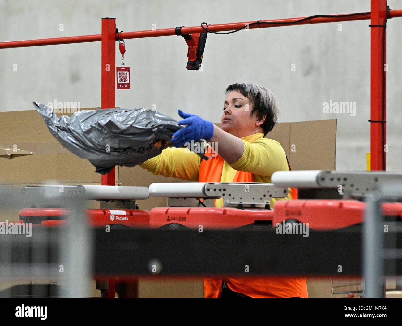 Delivery company Zasilkovna's new robotised depo, largest depo of ...