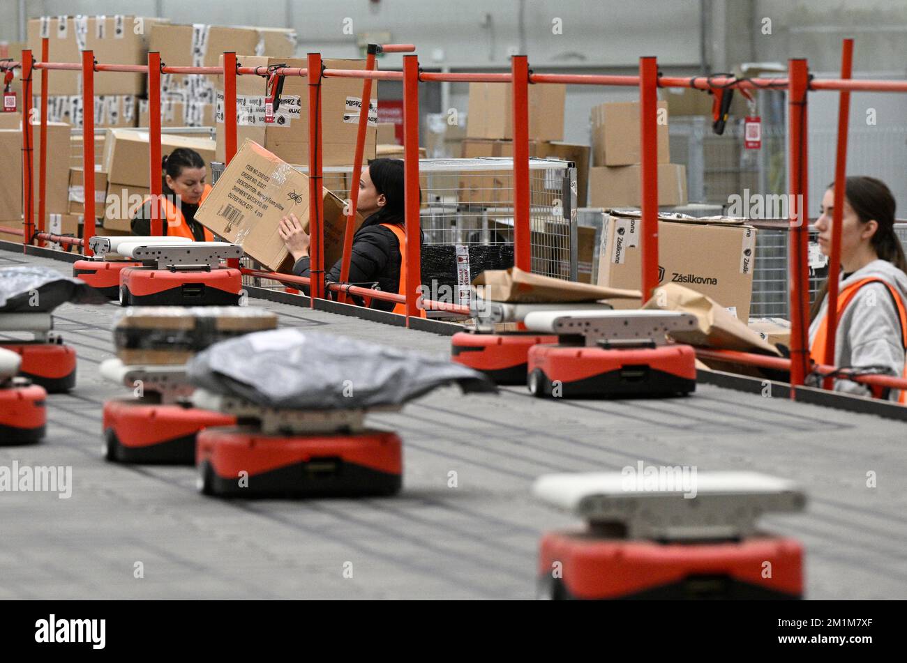 Delivery company Zasilkovna's new robotised depo, largest depo of ...