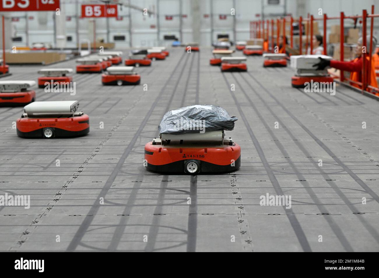 Delivery company Zasilkovna's new robotised depo, largest depo of ...