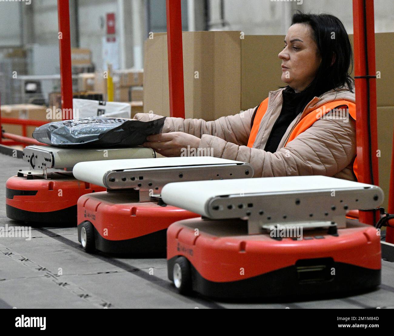 Group of delivery robots hi-res stock photography and images - Alamy